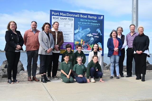 Revamped boat ramp signs unveiled - The Border Watch